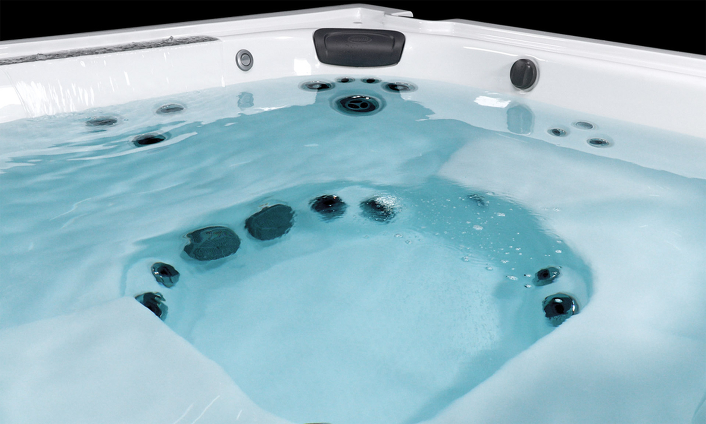 The Best 9-Person Spas for Spacious Comfort | Jacuzzi®