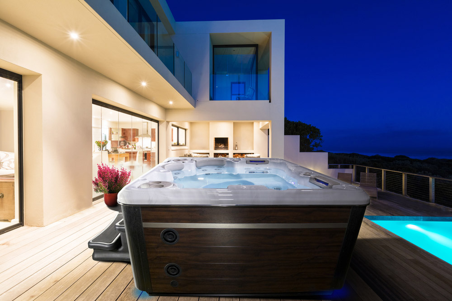 Best Luxury Hot Tub for You (Hydropool vs. Jacuzzi vs. Hotspring. Pros ...