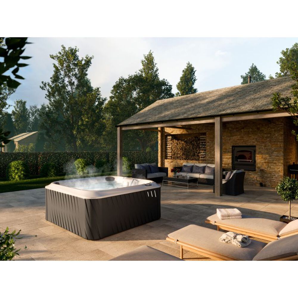 J-245™ Mid-Size Hot Tub with Foot Dome | Jacuzzi® EMEA
