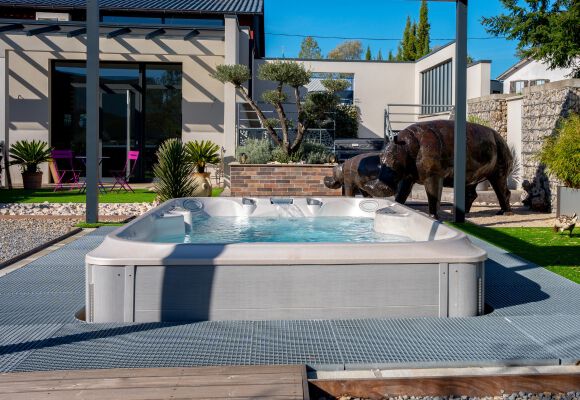 Hot Tubs | Outdoor, Garden & Home Hot Tub | Jacuzzi® UK | Jacuzzi ...